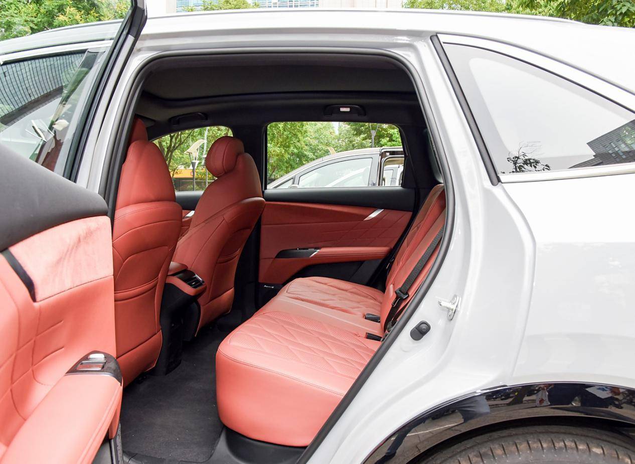 竞争哈弗H6，全新长安CS75PLUS亮相，2.8米轴距，配三联屏+零重力座椅