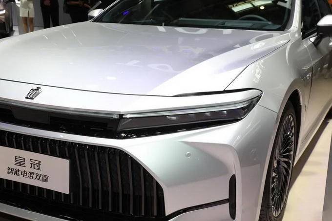 全新丰田皇冠：2.4T+6AT爆370马力，29.9万起售，BBA地位受威胁？