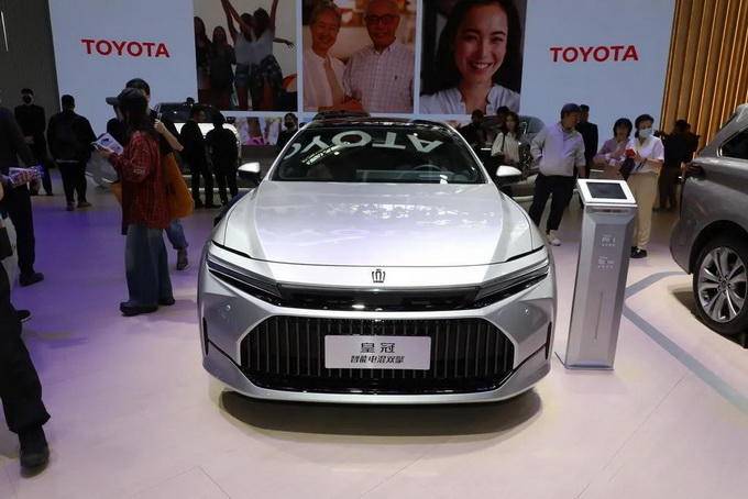 全新丰田皇冠：2.4T+6AT爆370马力，29.9万起售，BBA地位受威胁？