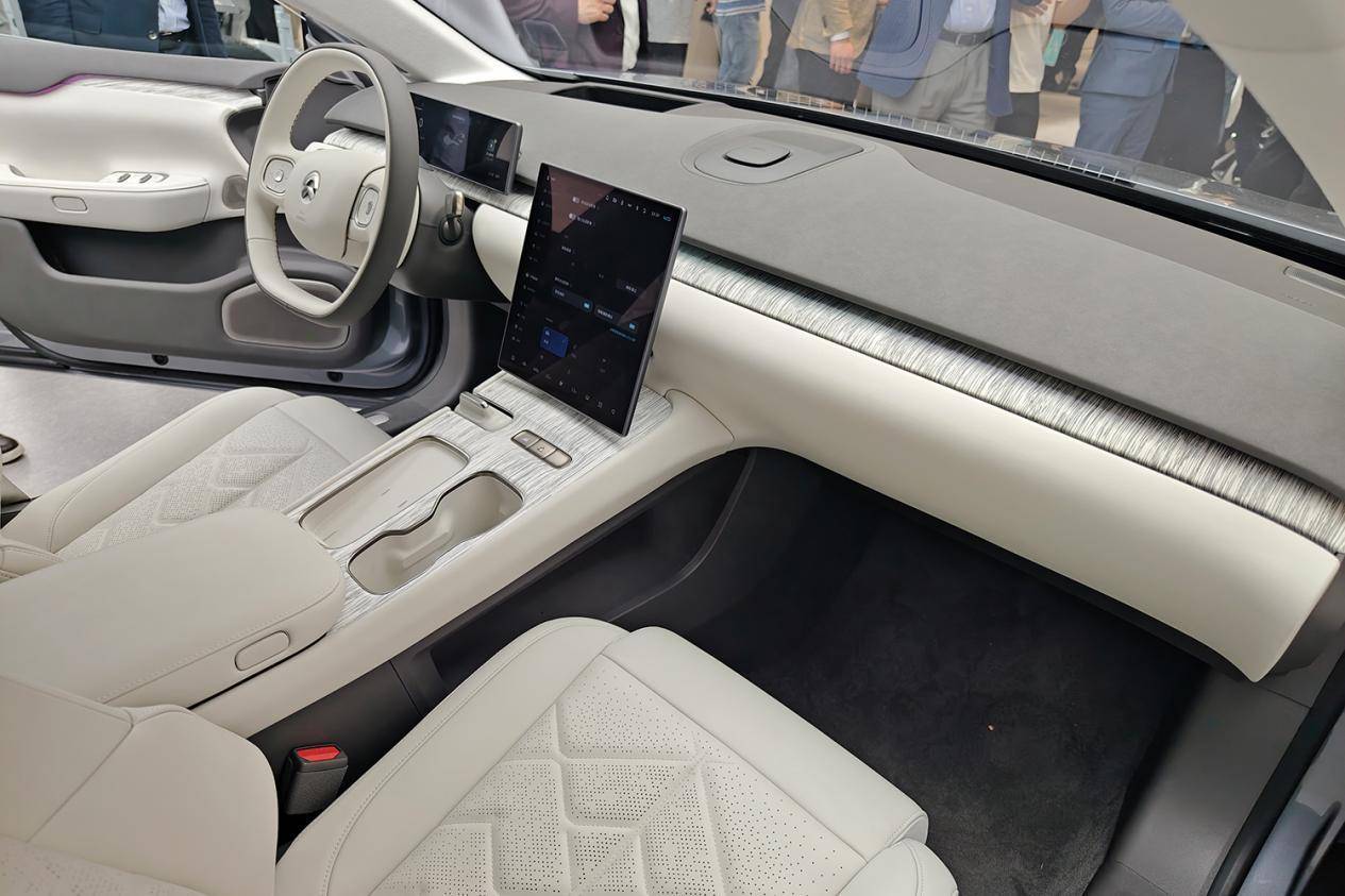 2024成都车展：蔚来ET7行政版如何树立科技行政标杆？