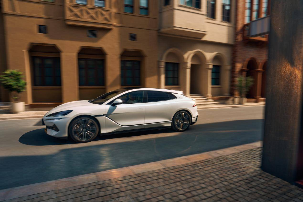 腾势Z9GT上市33.48万元起，标配易三方高阶智驾，性能颠覆传统豪华