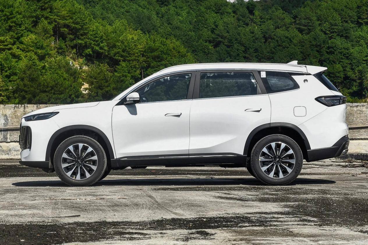 奇瑞高颜值SUV，长超4.7米+5/7座，搭1.6T/2.0T+8AT，首选豪华型