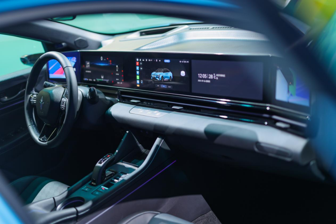 同级唯一五联屏 纯电续航520公里 灵悉L售价12.98万