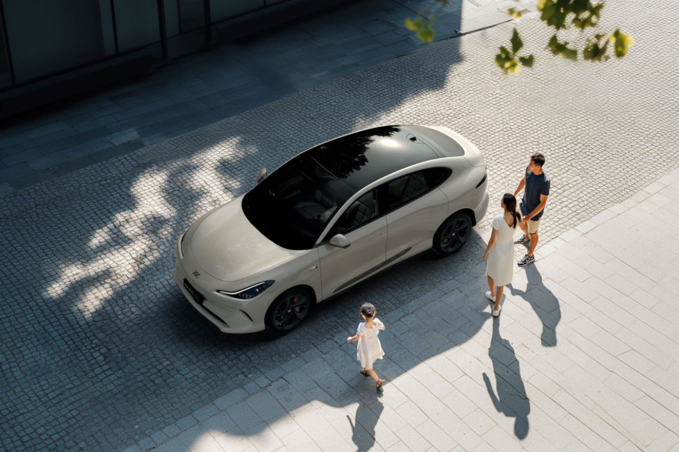 权益价21.69万起！全新智己LS6上市，一家人都能开的智电SUV