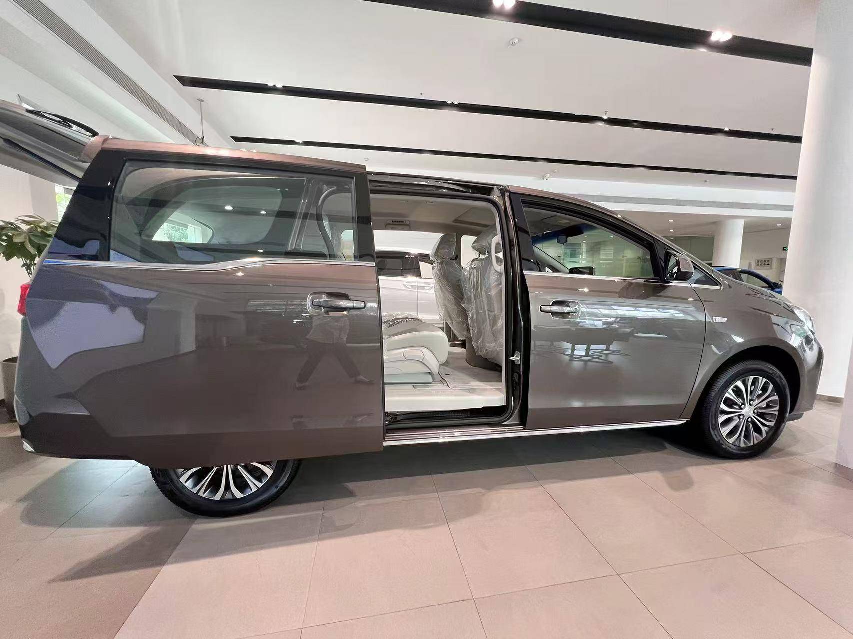 汽车真的崩盘了，别克GL8公务舱仅售19.79万元，是商务出行的不二之选