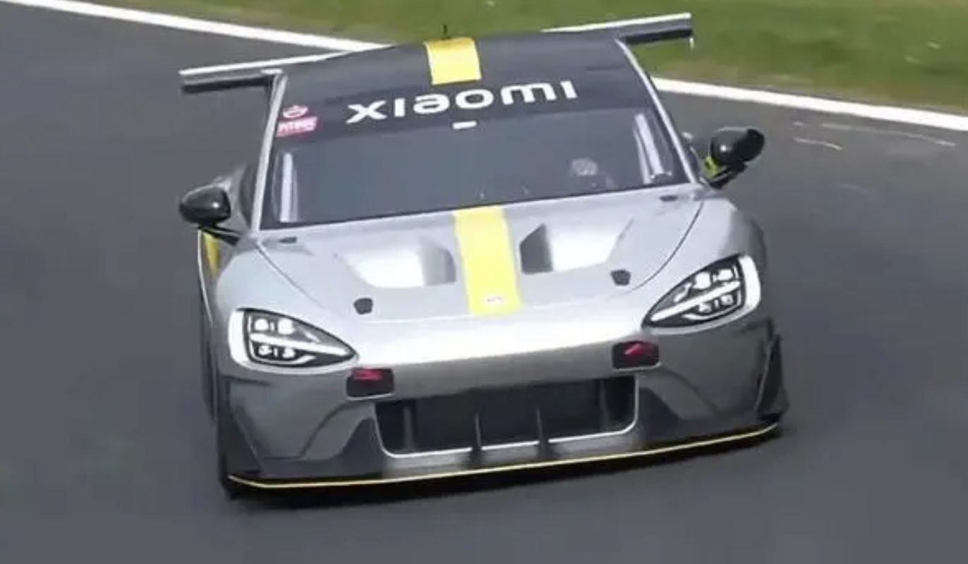 一款车玩出新花样，小米SU7放大招！搭三电机，雷军称：有点小贵