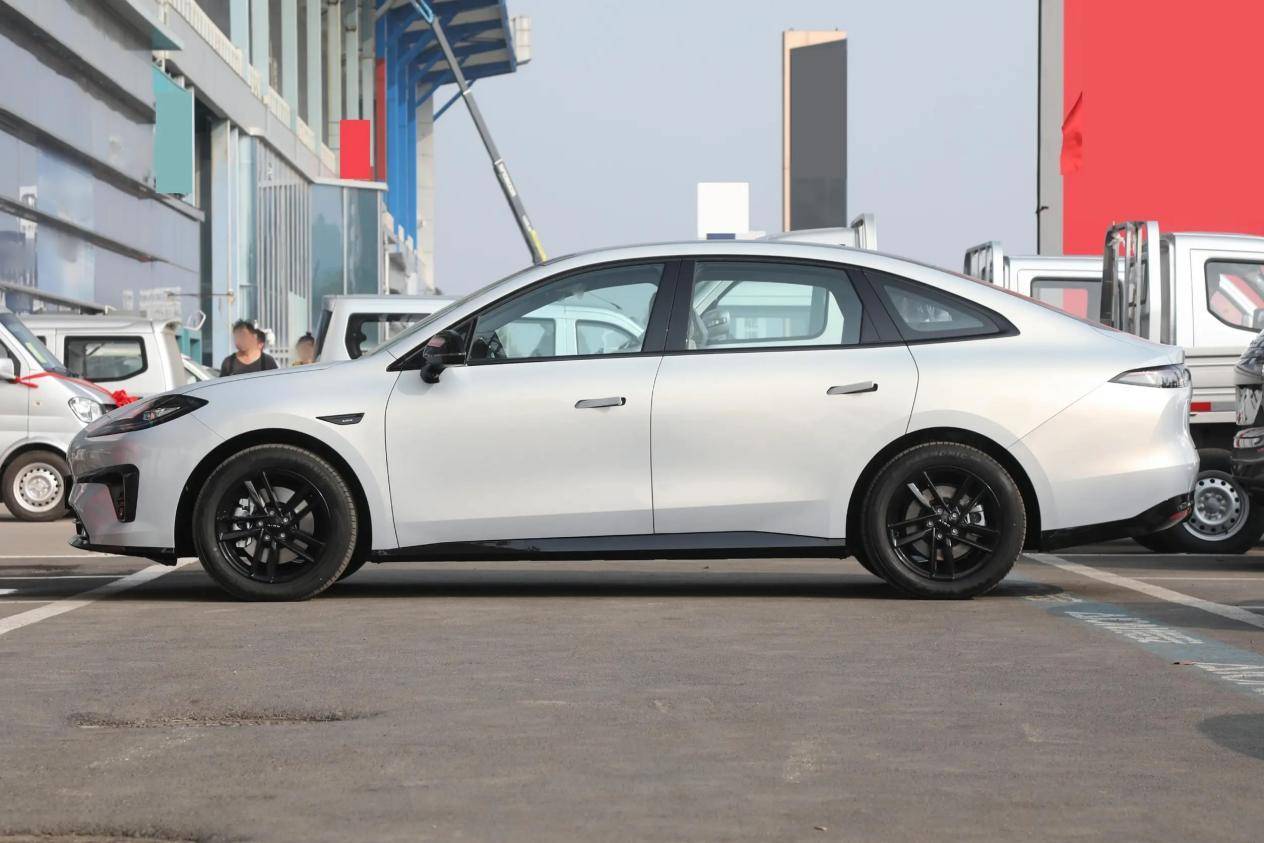 长超4.8米，650km续航，搭激光雷达+高阶智驾，预售11.98万起，竞争小鹏MONA M03