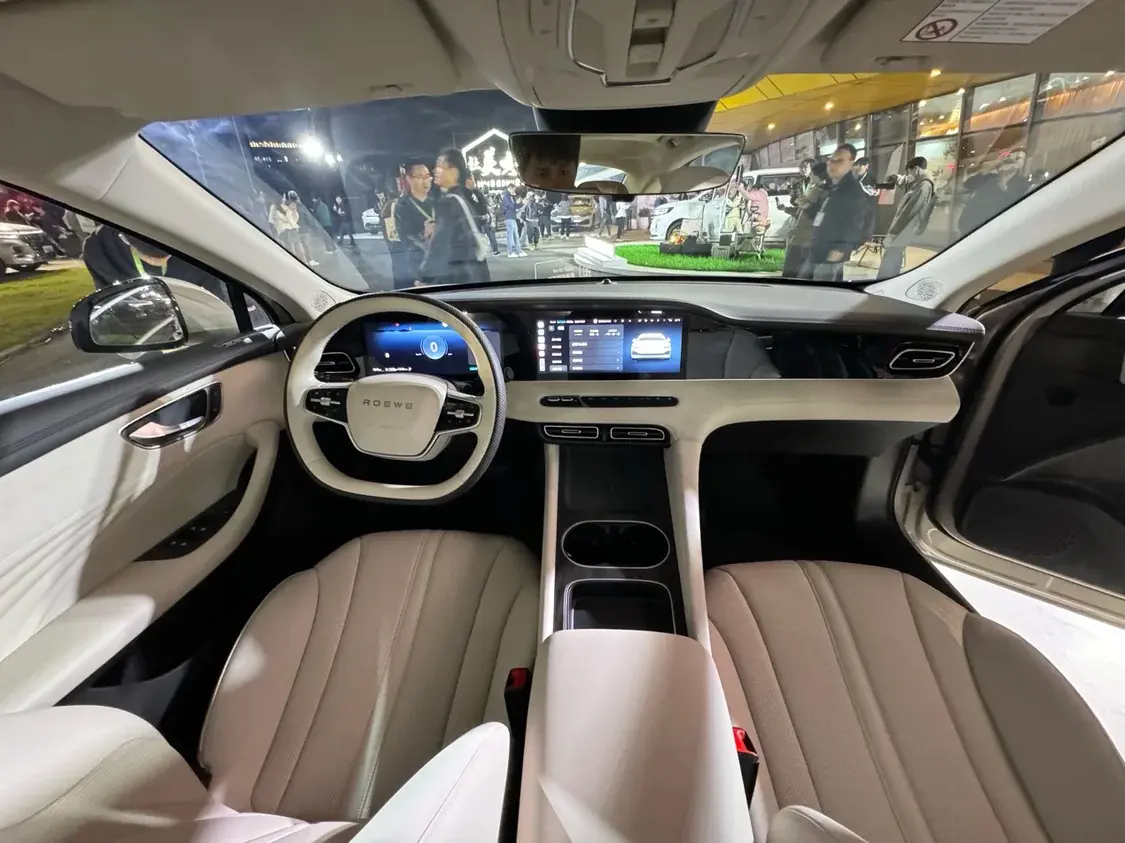 荣威D7 DMH冠军版/iMAX8 DMH新陆尊双车上市，一口价9.98万元起