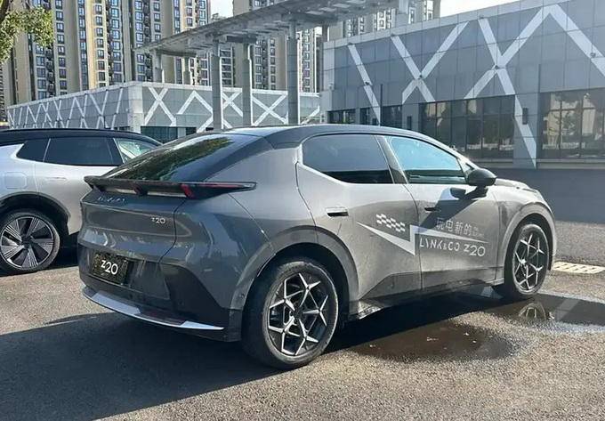 领克Z20实车图曝光，4.5C快充加持，预计15万内起售
