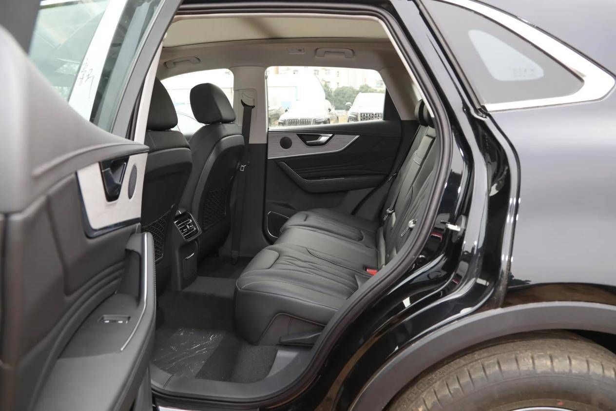 中型SUV六边形战士，轴距近2.9米，黑化外观，搭2.0T+8AT，配置拉满