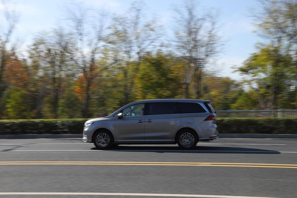 试驾荣威iMAX 8 DMH新陆尊：多项GL8同源技术，20万插混MPV新选择