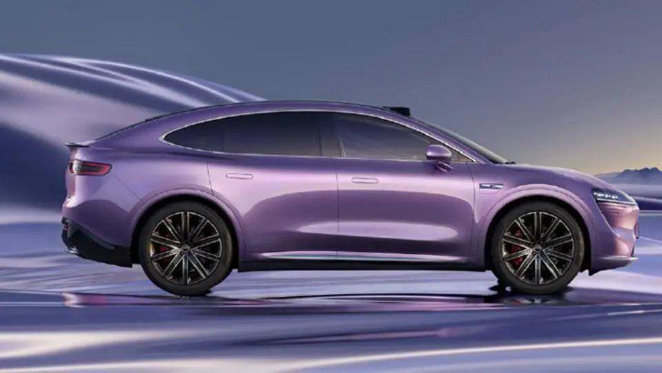 华为奇瑞强强联手！首款鸿蒙智行轿跑SUV，智界R7两个月狂甩42000台