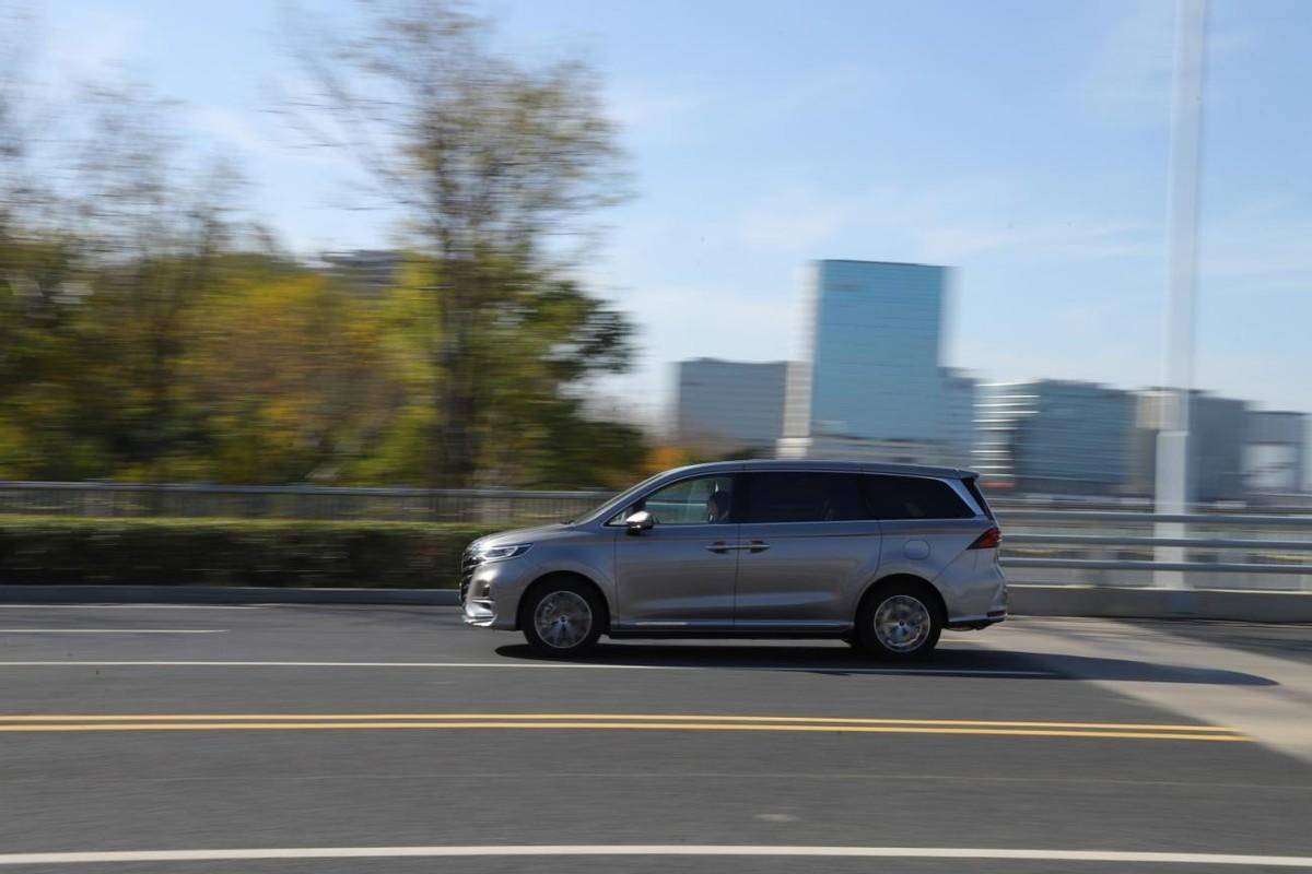 起售价不足20万，GL8同源技术加持，荣威iMAX8 DMH是保底答案？