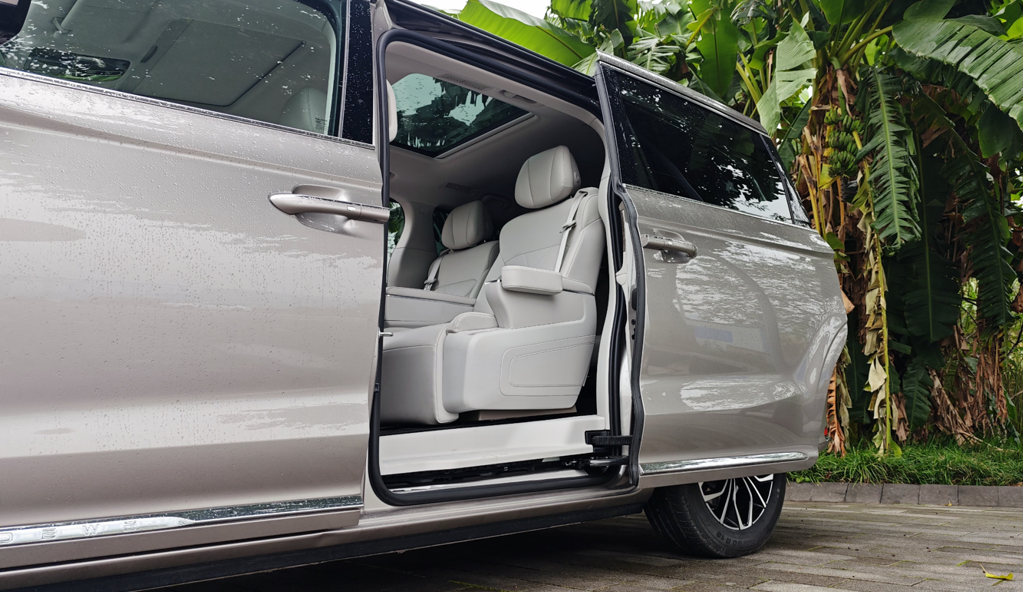 试驾丨荣威iMAX8 DMH新陆尊 更适合家用的“国产混动GL8”