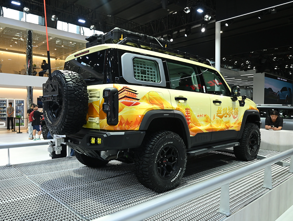 BJ40魔核电驱版预售价高于预期：22.48万元起的标准略高_选车网|公众的选车平台