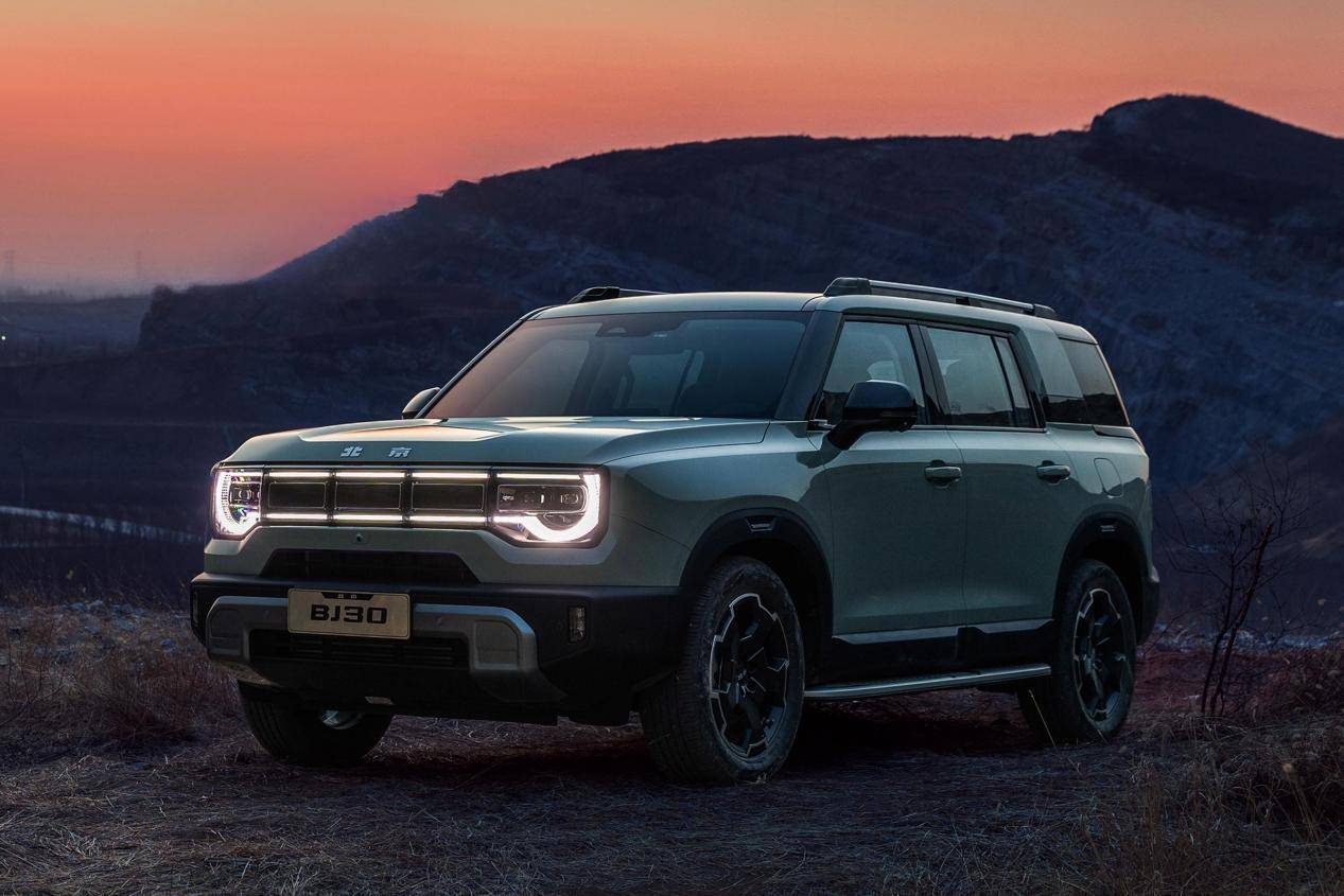 13万买方盒子四驱SUV，BJ30魔核电驱对比旅行者，谁更值？_选车网|公众的选车平台