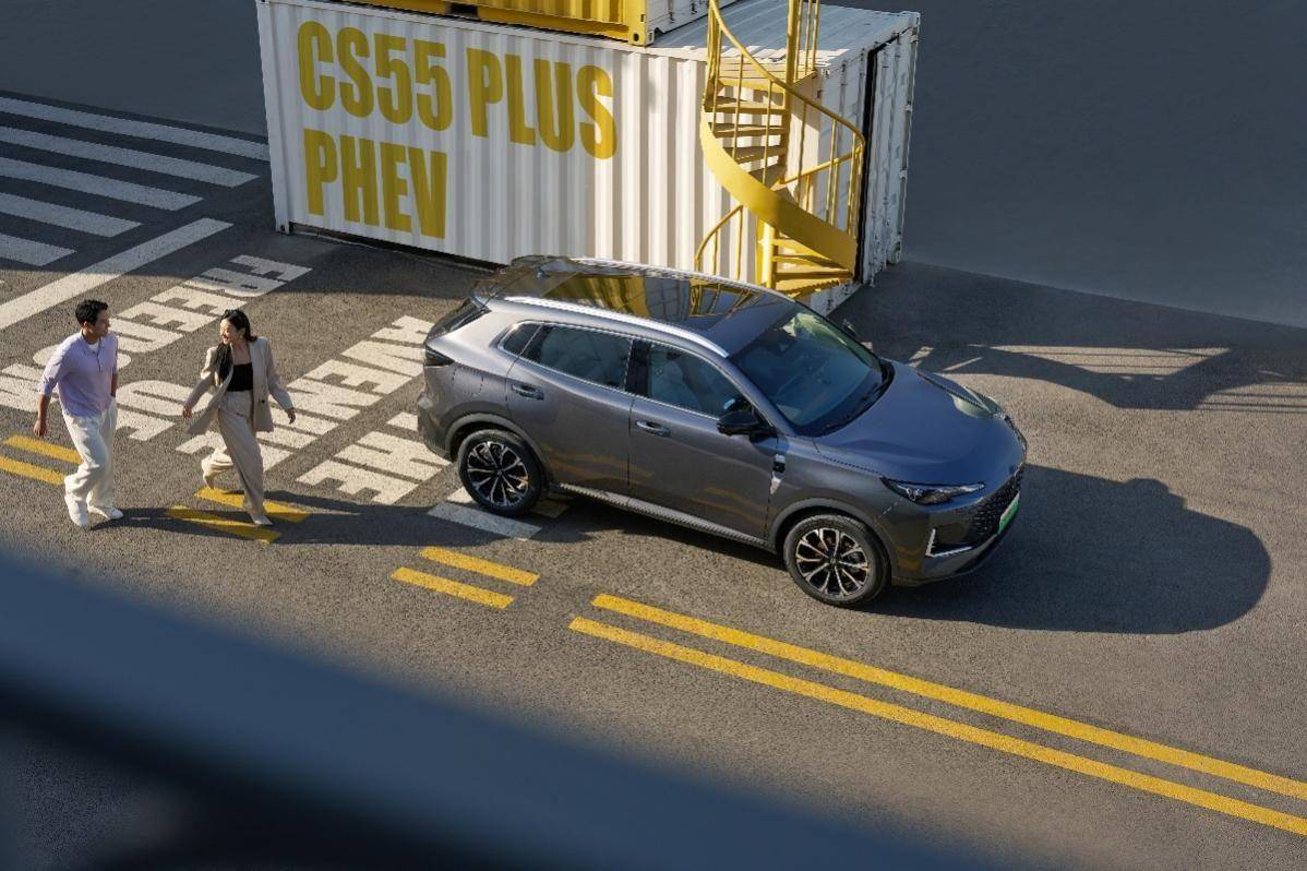 补贴后7.99万元起，智慧全域赋能，长安第三代CS55PLUS PHEV上市加电不加价！_选车网|公众的选车平台