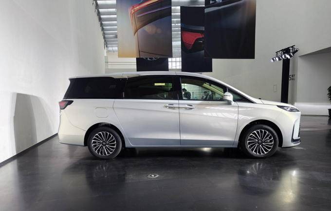 别克GL8陆尚PHEV登场，30万元级插混MPV实力几何？_选车网|公众的选车平台