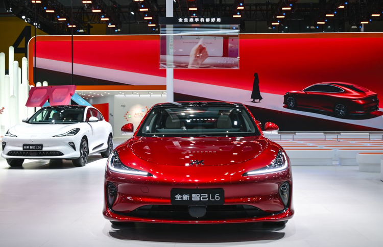 2025上海车展丨仰望U8L发布，5米4车长，24K黄金车标_选车网|公众的选车平台