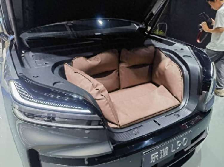 上海车展乐道L90前备箱大沙发引争议，多此一举还是大有用处_选车网|公众的选车平台