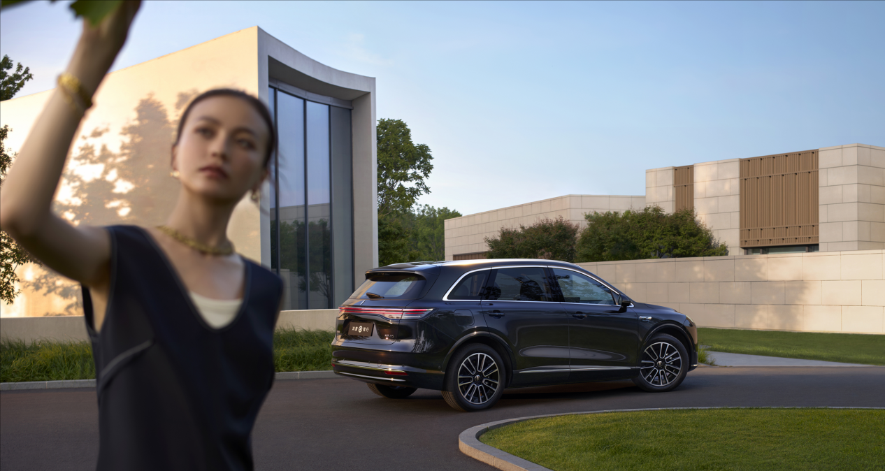 取消隐藏式门把手，搭混动系统，鸿蒙智行第五界首车尚界H5发布_选车网|公众的选车平台