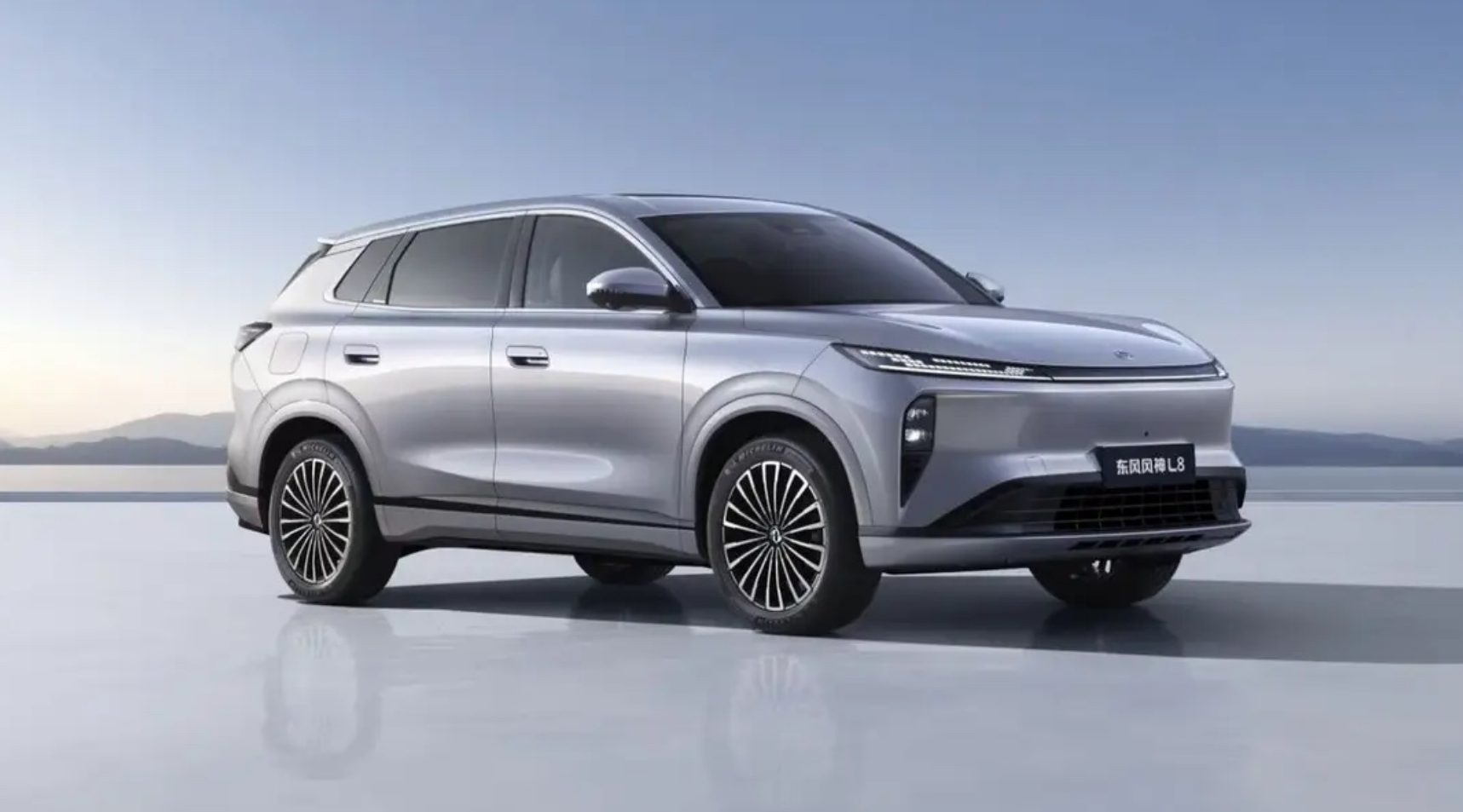 预售12.99万起，冰箱、彩电、沙发全都有，风神L8值了_选车网|公众的选车平台