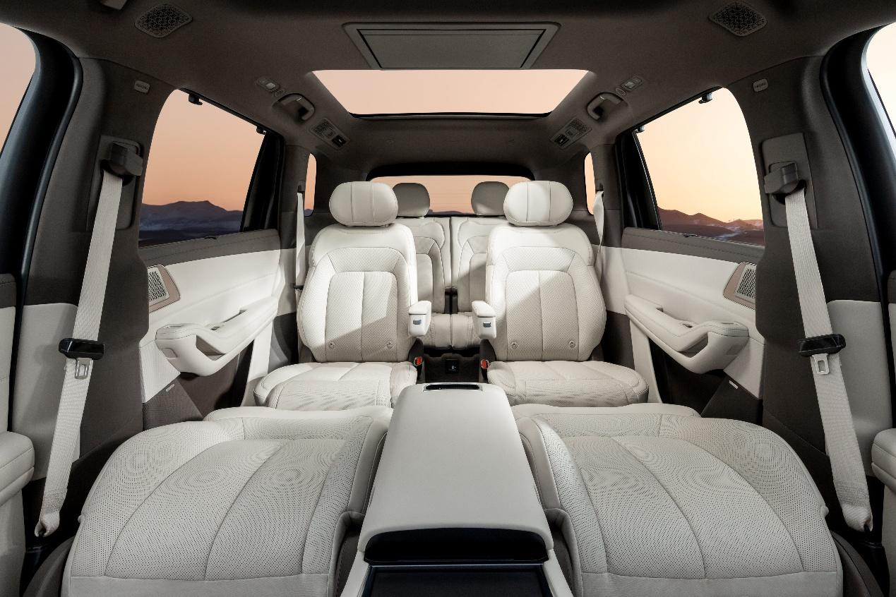 陈小春应采儿添家庭新座驾 腾势N8L解决全家出行需求_选车网|公众的选车平台